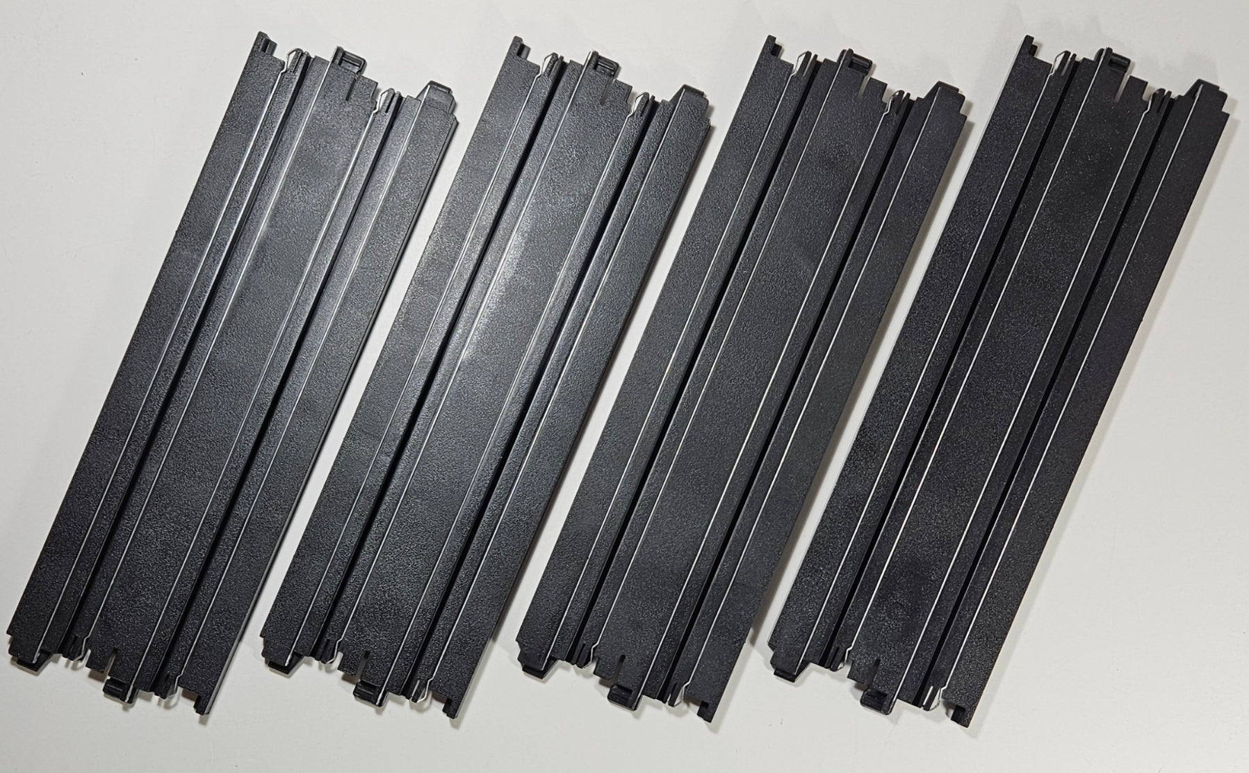 Auto World 9"Straight Track 4 pieces 00172 – Turn One Hobbies
